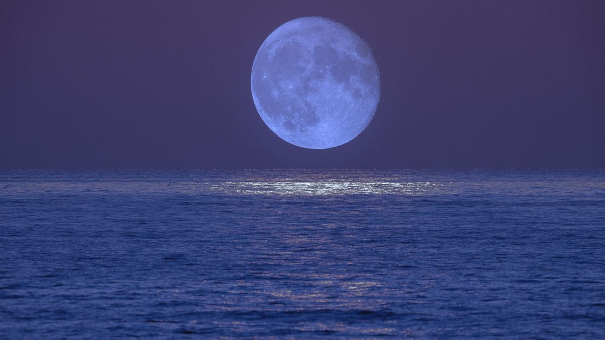 Why Does The Moon Look So Much Bigger When It Is Near The Horizon