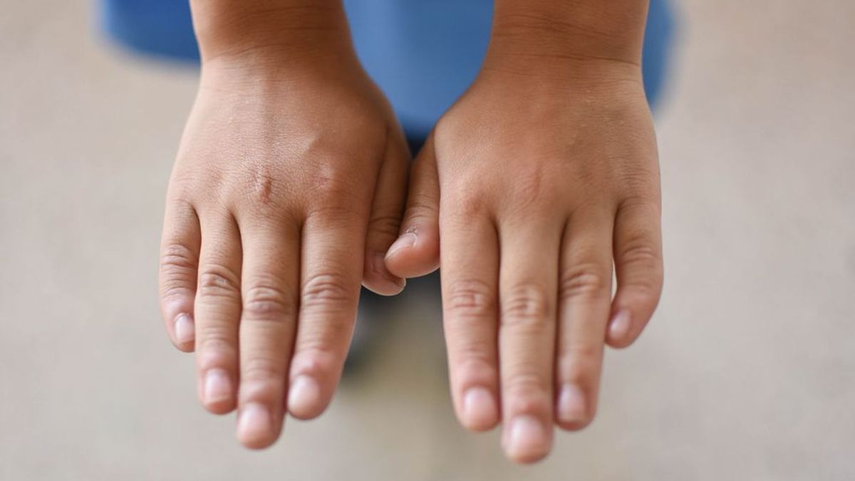 Can We Guess If You're Right-Handed Or Left-Handed? | HowStuffWorks