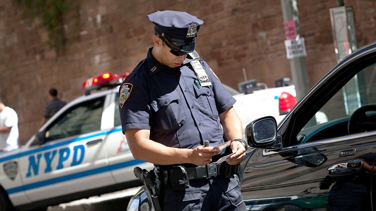 Does the U.S. Require Citizens to Carry ID? | HowStuffWorks