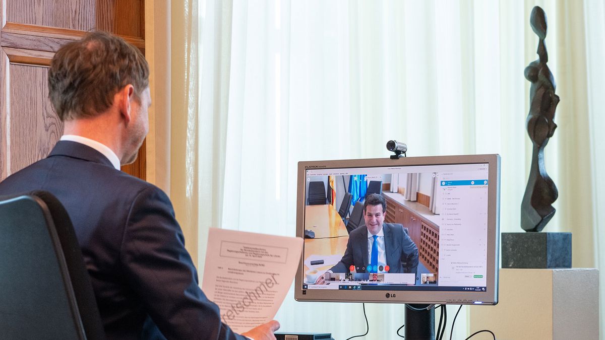 How to Look and Sound Good on Your Videoconference Call | HowStuffWorks