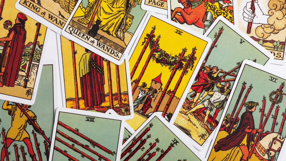 Two of Wands: Exploring New Paths in the Tarot World | HowStuffWorks
